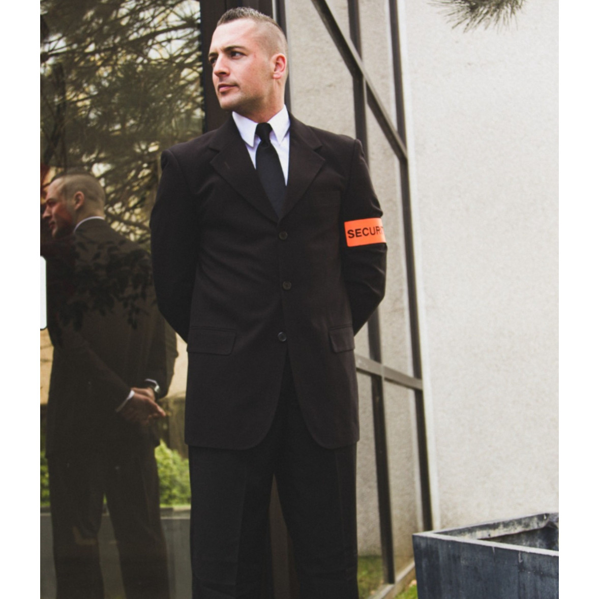 traje negro agente de seguridad en vetsecurite.com