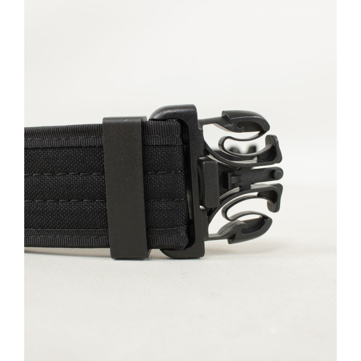 Black intervention belt with 3-point buckle TOE CONCEPT