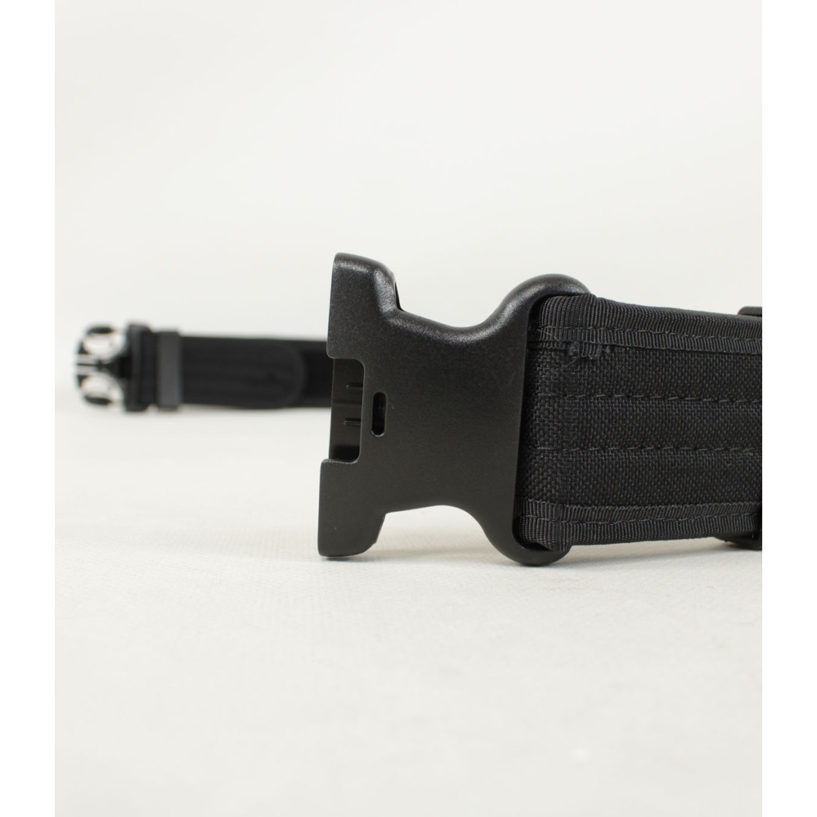 Black intervention belt with 3-point buckle TOE CONCEPT