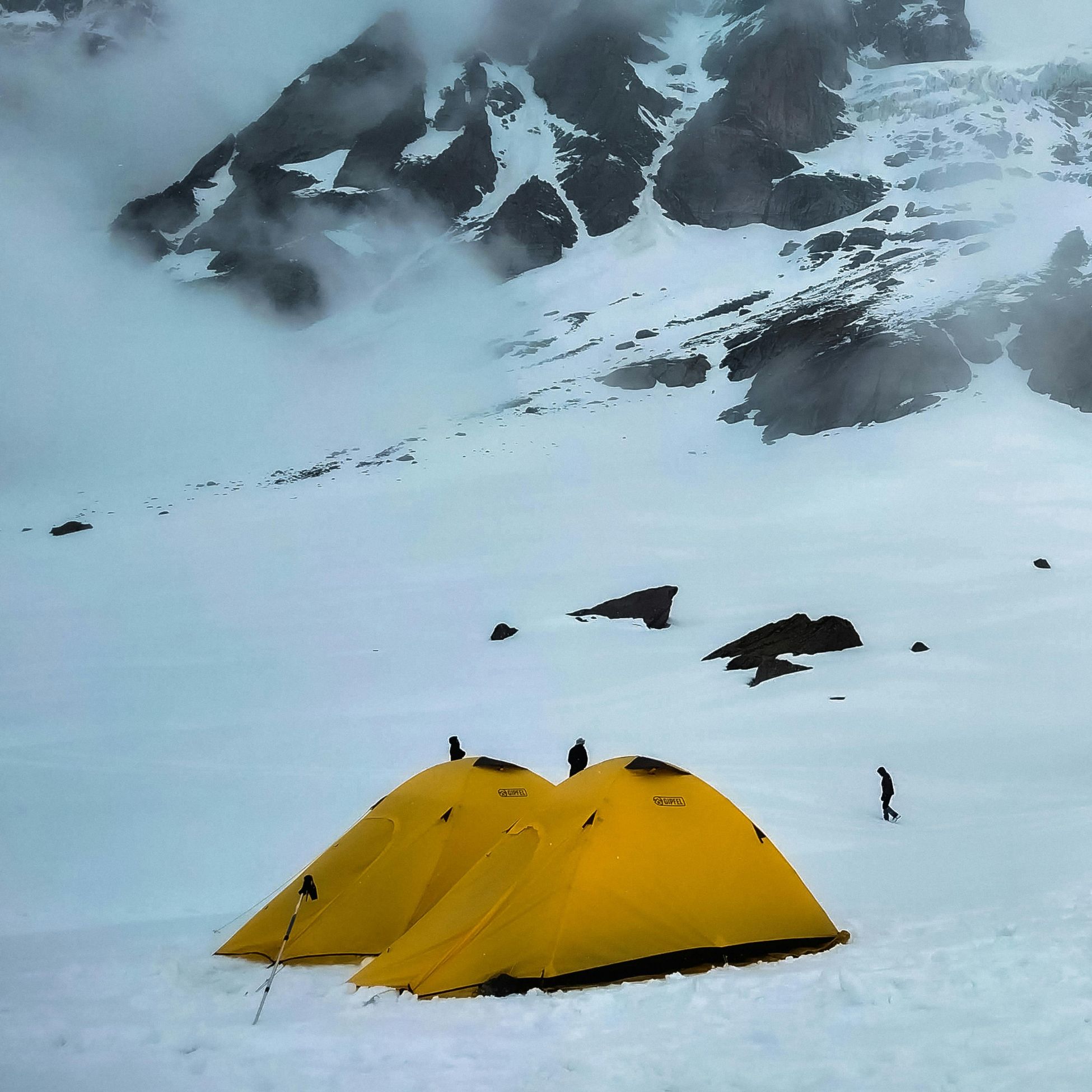 How to properly manage fatigue and cold during a winter bivouac?